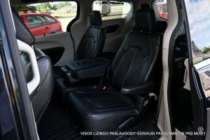 Black Chrysler Pacifica 2018 in Kretinga, with an engine capacity of 3.61 L and mileage of 131 thousand km for 15499 €, photo 26 on AUTOMOTO.COM.LV