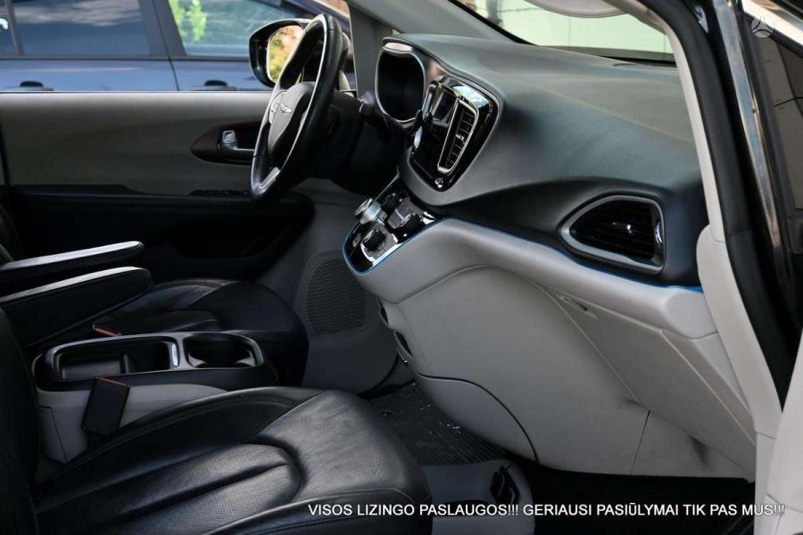 Black Chrysler Pacifica 2018 in Kretinga, with an engine capacity of 3.61 L and mileage of 131 thousand km for 15499 €, photo 27 on AUTOMOTO.COM.LV