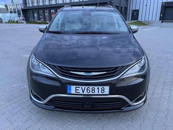 Melns Chrysler Pacifica 2018 Viļņa, ar dzinēja tilpumu 3.61 L un nobraukumu 197 tūkst. km par 16890 €, foto 2 vietnē AUTOMOTO.COM.LV
