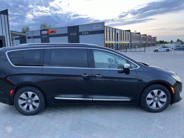 Melns Chrysler Pacifica 2018 Viļņa, ar dzinēja tilpumu 3.61 L un nobraukumu 197 tūkst. km par 16890 €, foto 3 vietnē AUTOMOTO.COM.LV