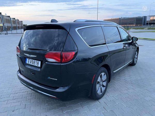 Melns Chrysler Pacifica 2018 Viļņa, ar dzinēja tilpumu 3.61 L un nobraukumu 197 tūkst. km par 16890 €, foto 4 vietnē AUTOMOTO.COM.LV