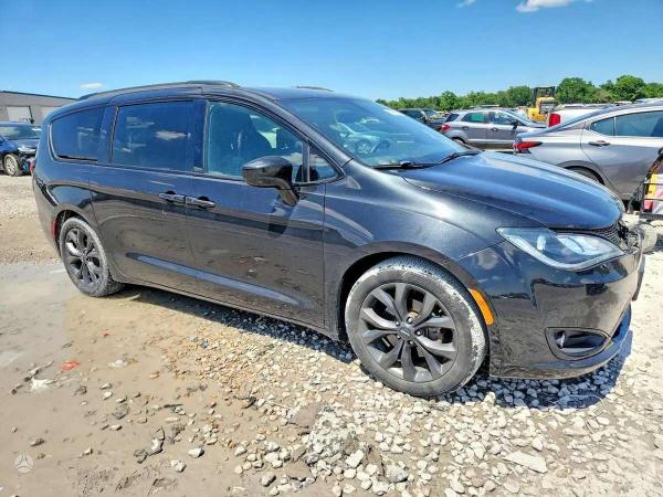 Black Chrysler Pacifica 2018 in Klaipeda, with an engine capacity of 3.61 L and mileage of 207 thousand km for 7139 €, photo 5 on AUTOMOTO.COM.LV