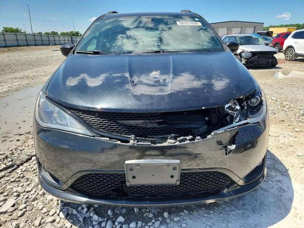 Black Chrysler Pacifica 2018 in Klaipeda, with an engine capacity of 3.61 L and mileage of 207 thousand km for 7139 €, photo 6 on AUTOMOTO.COM.LV