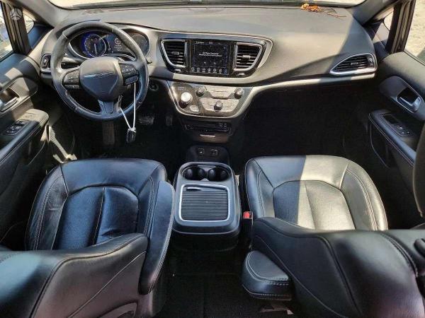 Black Chrysler Pacifica 2018 in Klaipeda, with an engine capacity of 3.61 L and mileage of 207 thousand km for 7139 €, photo 9 on AUTOMOTO.COM.LV