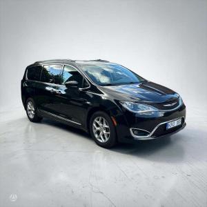 Black Chrysler Pacifica 2018 in Marijampole, with an engine capacity of 3.60 L and mileage of 125 thousand km for 13890 €, photo  on AUTOMOTO.COM.LV
