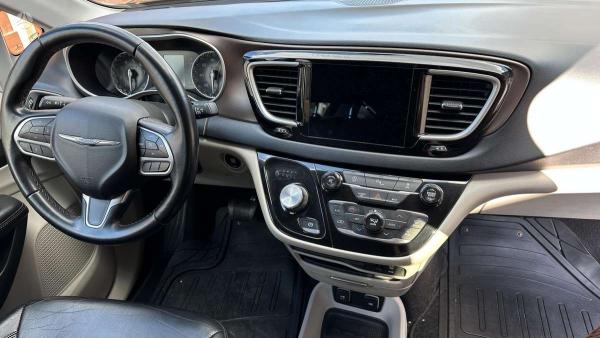 Black Chrysler Pacifica 2018 in Marijampole, with an engine capacity of 3.60 L and mileage of 125 thousand km for 13890 €, photo 4 on AUTOMOTO.COM.LV