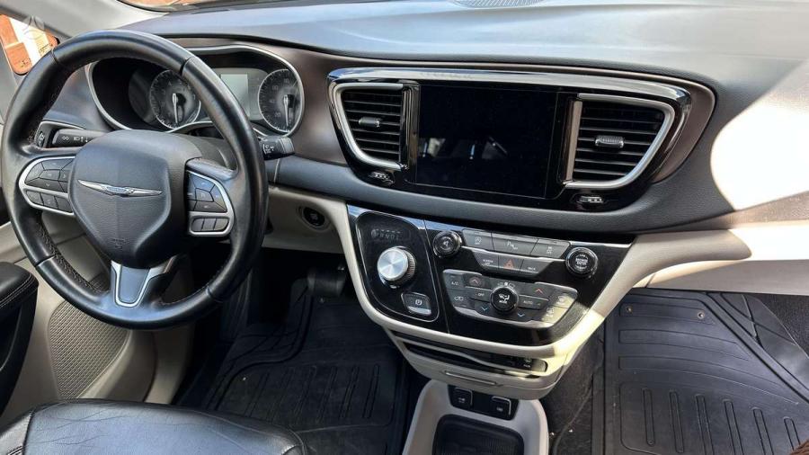 Melns Chrysler Pacifica 2018 Marijampole, ar dzinēja tilpumu 3.60 L un nobraukumu 125 tūkst. km par 13890 €, foto 4 vietnē AUTOMOTO.COM.LV