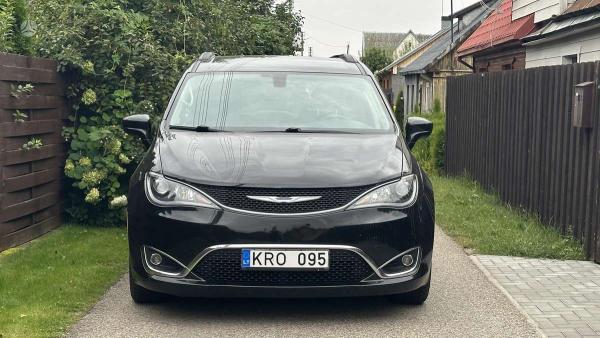 Black Chrysler Pacifica 2018 in Marijampole, with an engine capacity of 3.60 L and mileage of 125 thousand km for 13890 €, photo 6 on AUTOMOTO.COM.LV