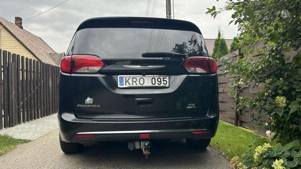 Black Chrysler Pacifica 2018 in Marijampole, with an engine capacity of 3.60 L and mileage of 125 thousand km for 13890 €, photo 8 on AUTOMOTO.COM.LV