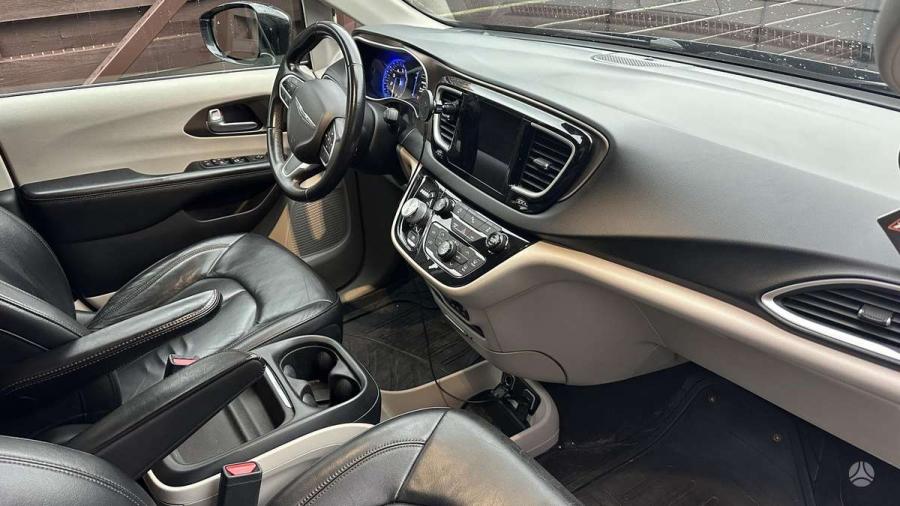 Melns Chrysler Pacifica 2018 Marijampole, ar dzinēja tilpumu 3.60 L un nobraukumu 125 tūkst. km par 13890 €, foto 16 vietnē AUTOMOTO.COM.LV