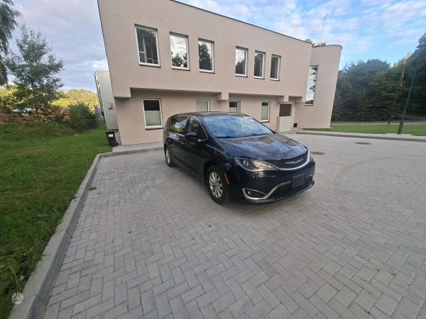 Black Chrysler Pacifica 2018 in Prienai, with an engine capacity of 3.61 L and mileage of 240 thousand km for 8800 €, photo 3 on AUTOMOTO.COM.LV