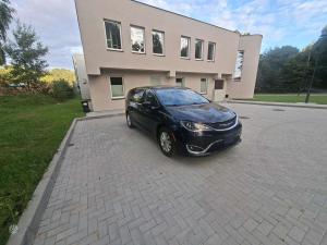 Black Chrysler Pacifica 2018 in Prienai, with an engine capacity of 3.61 L and mileage of 240 thousand km for 8800 €, photo 3 on AUTOMOTO.COM.LV