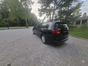 Black Chrysler Pacifica 2018 in Prienai, with an engine capacity of 3.61 L and mileage of 240 thousand km for 8800 €, photo 4 on AUTOMOTO.COM.LV