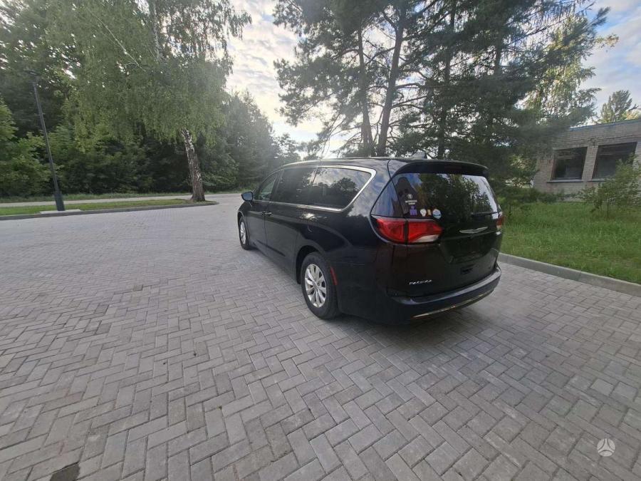 Black Chrysler Pacifica 2018 in Prienai, with an engine capacity of 3.61 L and mileage of 240 thousand km for 8800 €, photo 4 on AUTOMOTO.COM.LV