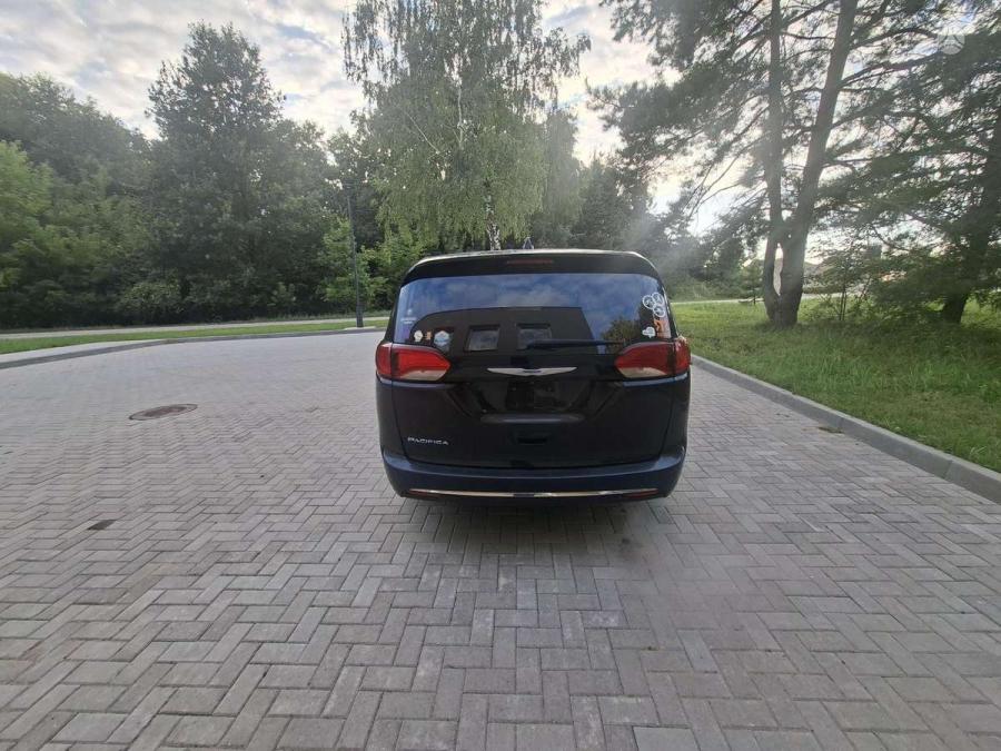 Black Chrysler Pacifica 2018 in Prienai, with an engine capacity of 3.61 L and mileage of 240 thousand km for 8800 €, photo 5 on AUTOMOTO.COM.LV