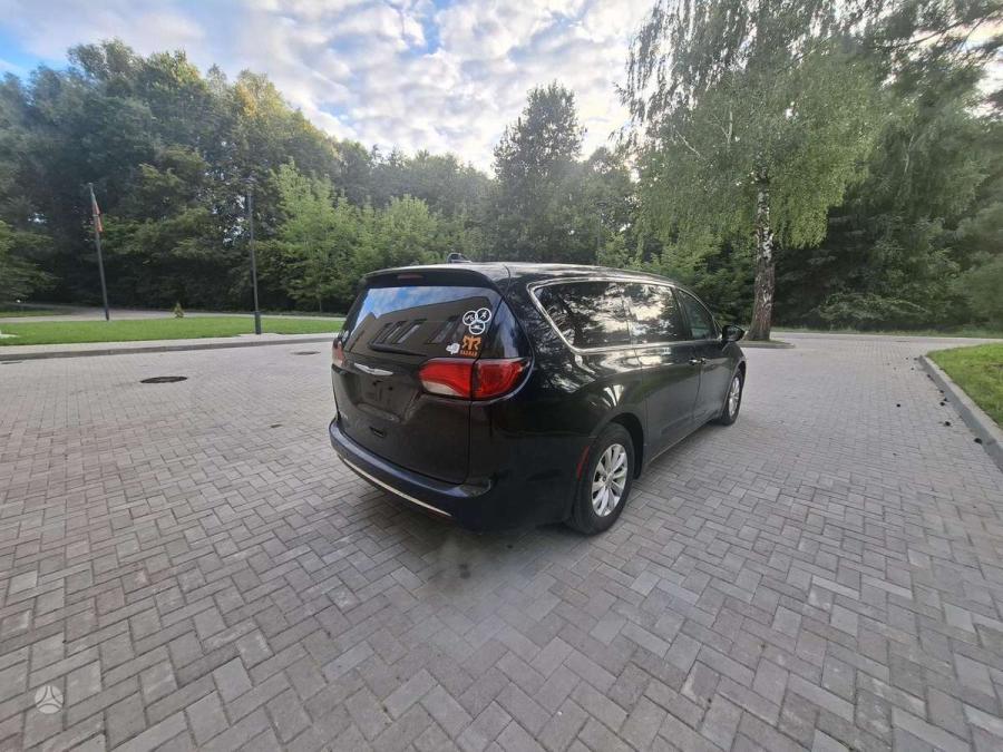 Black Chrysler Pacifica 2018 in Prienai, with an engine capacity of 3.61 L and mileage of 240 thousand km for 8800 €, photo 6 on AUTOMOTO.COM.LV