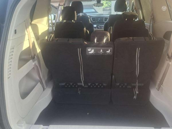 Black Chrysler Pacifica 2018 in Prienai, with an engine capacity of 3.61 L and mileage of 240 thousand km for 8800 €, photo 7 on AUTOMOTO.COM.LV