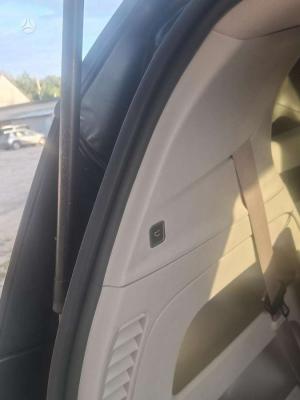 Black Chrysler Pacifica 2018 in Prienai, with an engine capacity of 3.61 L and mileage of 240 thousand km for 8800 €, photo 8 on AUTOMOTO.COM.LV