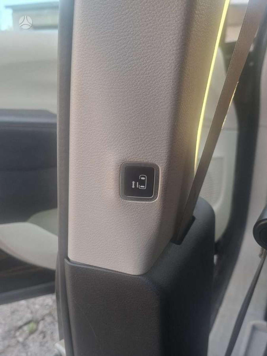 Black Chrysler Pacifica 2018 in Prienai, with an engine capacity of 3.61 L and mileage of 240 thousand km for 8800 €, photo 10 on AUTOMOTO.COM.LV
