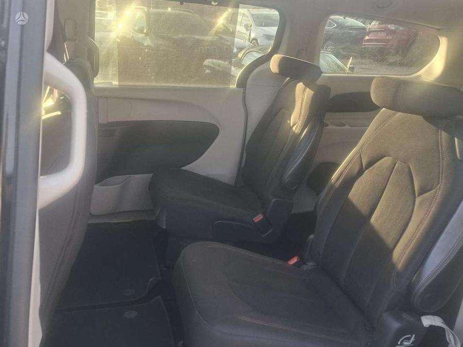 Black Chrysler Pacifica 2018 in Prienai, with an engine capacity of 3.61 L and mileage of 240 thousand km for 8800 €, photo 14 on AUTOMOTO.COM.LV