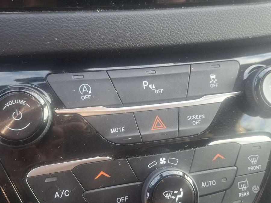 Black Chrysler Pacifica 2018 in Prienai, with an engine capacity of 3.61 L and mileage of 240 thousand km for 8800 €, photo 15 on AUTOMOTO.COM.LV