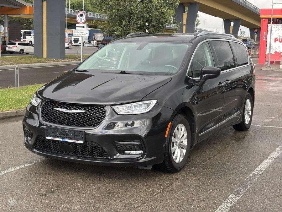 Black Chrysler Pacifica 2018 in Klaipeda, with an engine capacity of 3.60 L and mileage of 174 thousand km for 11700 €, photo 1 on AUTOMOTO.COM.LV
