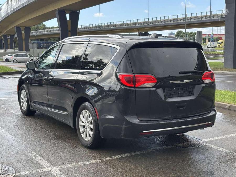Black Chrysler Pacifica 2018 in Klaipeda, with an engine capacity of 3.60 L and mileage of 174 thousand km for 11700 €, photo 3 on AUTOMOTO.COM.LV