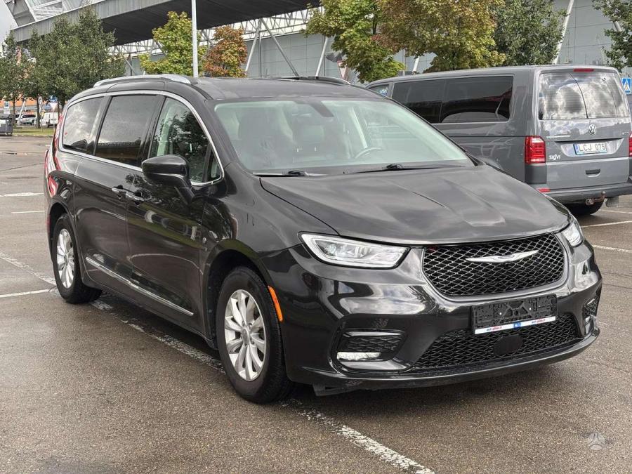 Black Chrysler Pacifica 2018 in Klaipeda, with an engine capacity of 3.60 L and mileage of 174 thousand km for 11700 €, photo 4 on AUTOMOTO.COM.LV