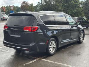 Black Chrysler Pacifica 2018 in Klaipeda, with an engine capacity of 3.60 L and mileage of 174 thousand km for 11700 €, photo 5 on AUTOMOTO.COM.LV