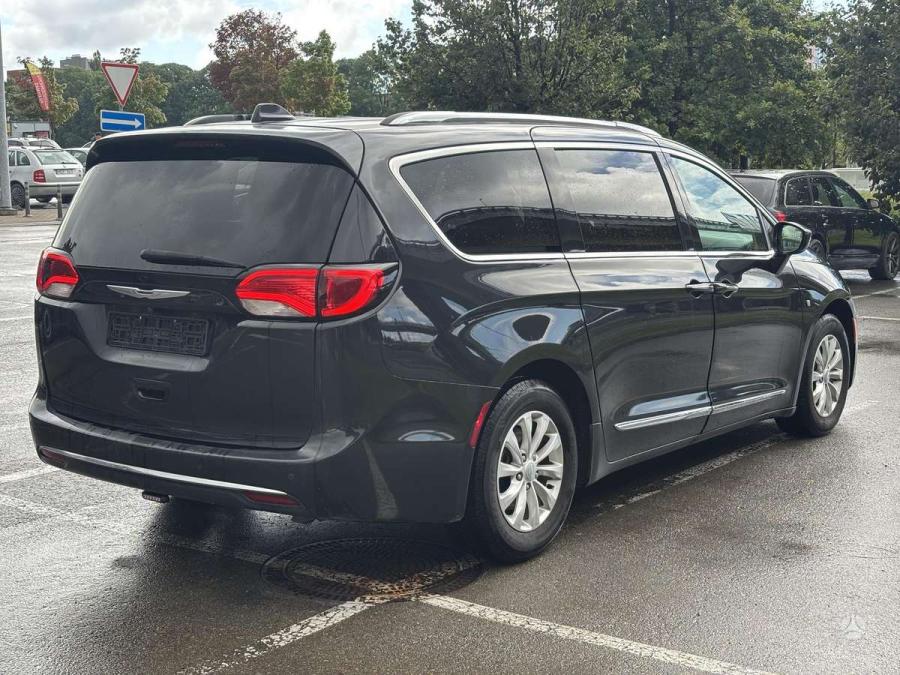 Black Chrysler Pacifica 2018 in Klaipeda, with an engine capacity of 3.60 L and mileage of 174 thousand km for 11700 €, photo 5 on AUTOMOTO.COM.LV