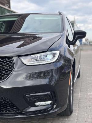Black Chrysler Pacifica 2018 in Klaipeda, with an engine capacity of 3.60 L and mileage of 174 thousand km for 11700 €, photo 6 on AUTOMOTO.COM.LV