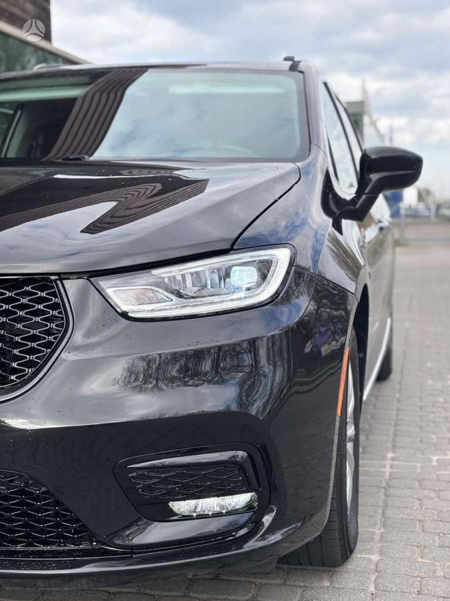 Black Chrysler Pacifica 2018 in Klaipeda, with an engine capacity of 3.60 L and mileage of 174 thousand km for 11700 €, photo 6 on AUTOMOTO.COM.LV