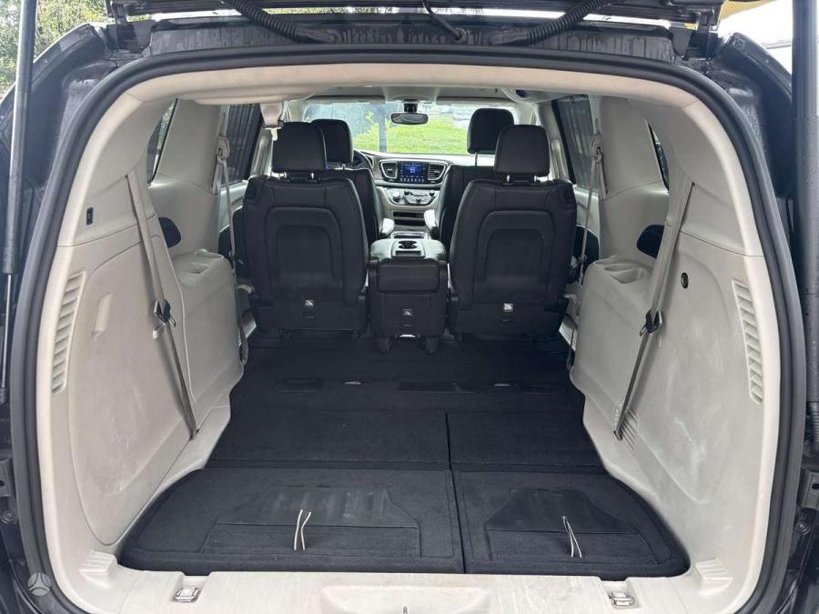Black Chrysler Pacifica 2018 in Klaipeda, with an engine capacity of 3.60 L and mileage of 174 thousand km for 11700 €, photo 9 on AUTOMOTO.COM.LV