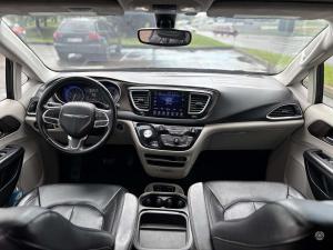 Black Chrysler Pacifica 2018 in Klaipeda, with an engine capacity of 3.60 L and mileage of 174 thousand km for 11700 €, photo 10 on AUTOMOTO.COM.LV