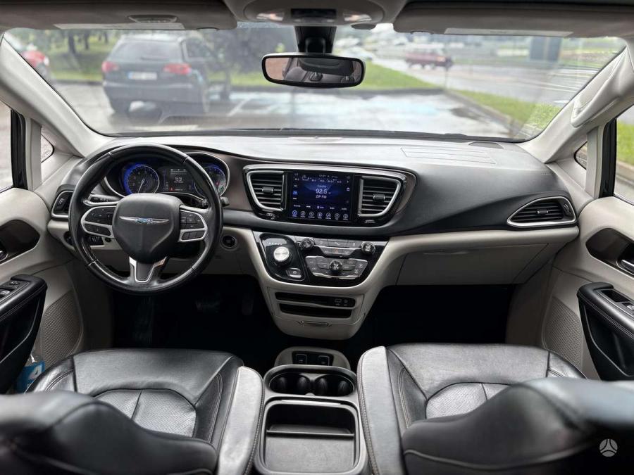 Black Chrysler Pacifica 2018 in Klaipeda, with an engine capacity of 3.60 L and mileage of 174 thousand km for 11700 €, photo 10 on AUTOMOTO.COM.LV