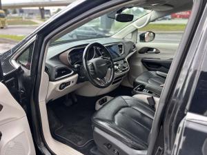 Black Chrysler Pacifica 2018 in Klaipeda, with an engine capacity of 3.60 L and mileage of 174 thousand km for 11700 €, photo 11 on AUTOMOTO.COM.LV