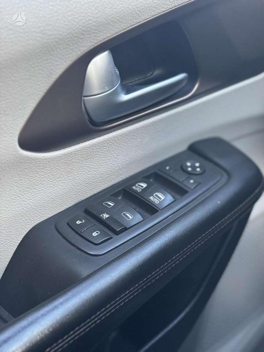 Black Chrysler Pacifica 2018 in Klaipeda, with an engine capacity of 3.60 L and mileage of 174 thousand km for 11700 €, photo 12 on AUTOMOTO.COM.LV