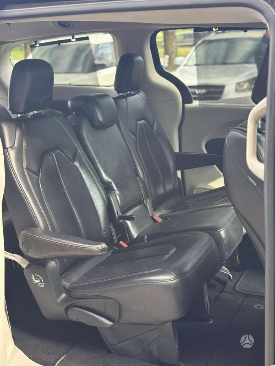 Black Chrysler Pacifica 2018 in Klaipeda, with an engine capacity of 3.60 L and mileage of 174 thousand km for 11700 €, photo 19 on AUTOMOTO.COM.LV