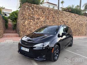 Black Chrysler Pacifica 2018 in Riga, with an engine capacity of 3.60 L and mileage of 175 thousand km for 20000 €, photo  on AUTOMOTO.COM.LV