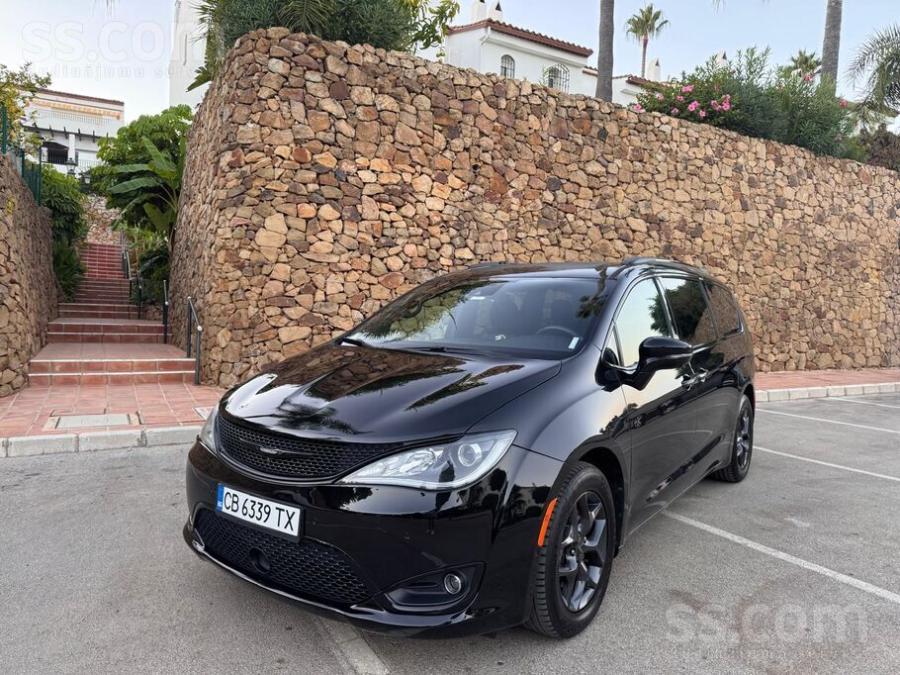 Melns Chrysler Pacifica 2018 Rīga, ar dzinēja tilpumu 3.60 L un nobraukumu 175 tūkst. km par 20000 €, foto 1 vietnē AUTOMOTO.COM.LV