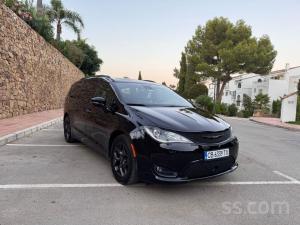 Melns Chrysler Pacifica 2018 Rīga, ar dzinēja tilpumu 3.60 L un nobraukumu 175 tūkst. km par 20000 €, foto 3 vietnē AUTOMOTO.COM.LV
