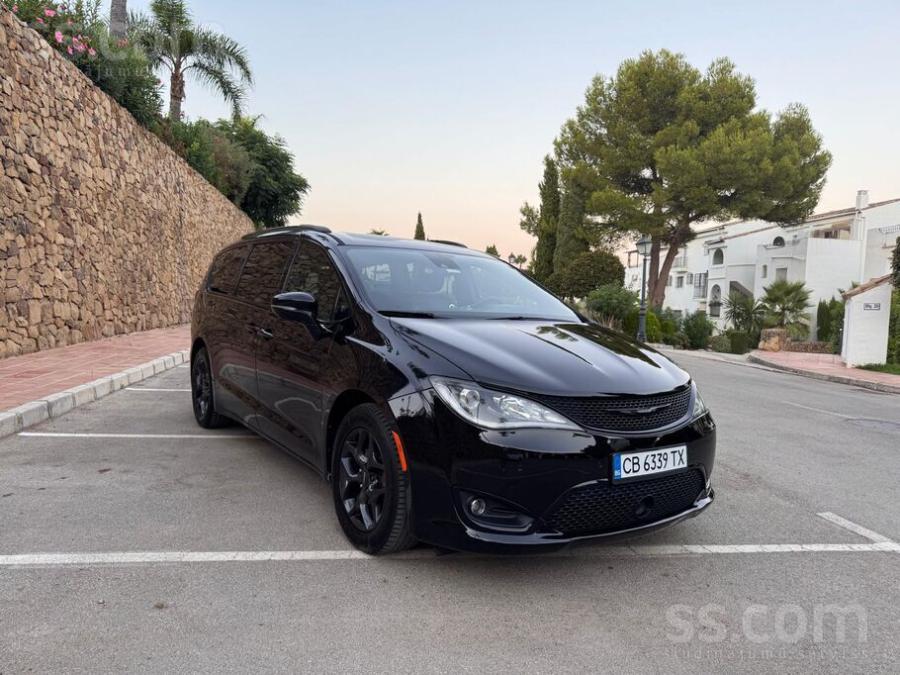 Melns Chrysler Pacifica 2018 Rīga, ar dzinēja tilpumu 3.60 L un nobraukumu 175 tūkst. km par 20000 €, foto 3 vietnē AUTOMOTO.COM.LV