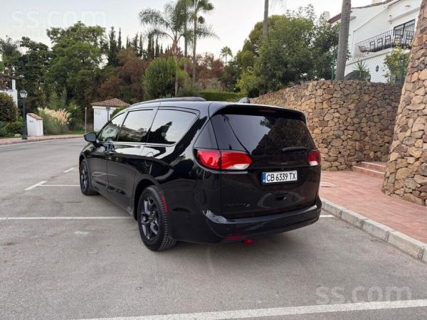 Melns Chrysler Pacifica 2018 Rīga, ar dzinēja tilpumu 3.60 L un nobraukumu 175 tūkst. km par 20000 €, foto 4 vietnē AUTOMOTO.COM.LV