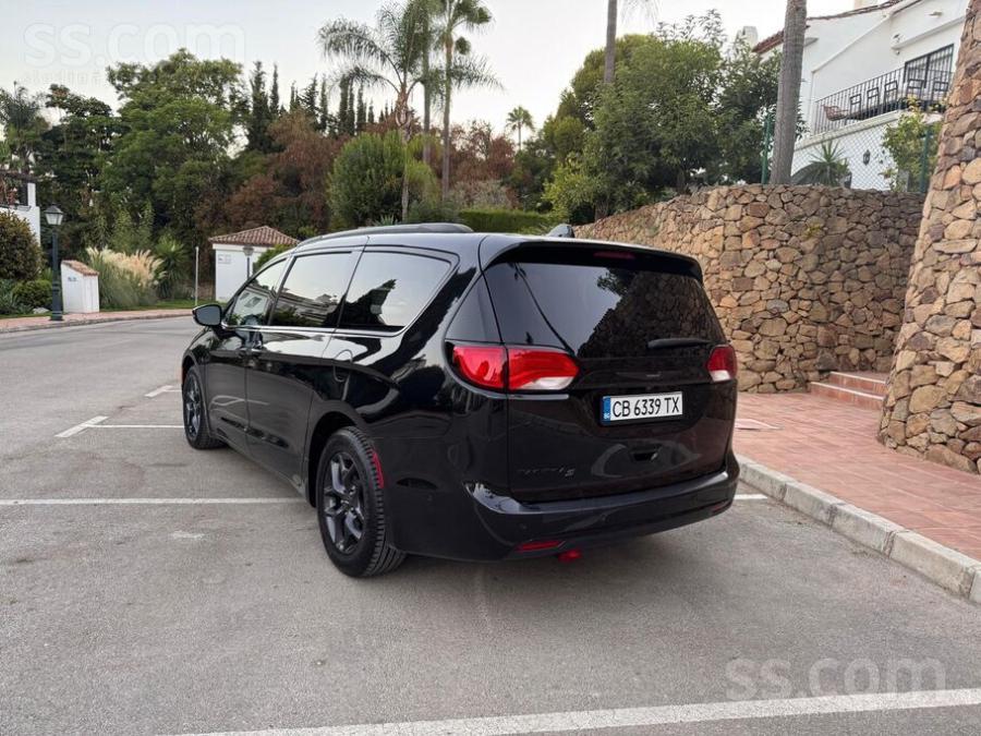 Melns Chrysler Pacifica 2018 Rīga, ar dzinēja tilpumu 3.60 L un nobraukumu 175 tūkst. km par 20000 €, foto 4 vietnē AUTOMOTO.COM.LV