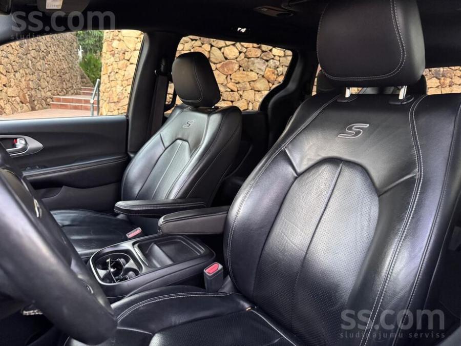 Melns Chrysler Pacifica 2018 Rīga, ar dzinēja tilpumu 3.60 L un nobraukumu 175 tūkst. km par 20000 €, foto 6 vietnē AUTOMOTO.COM.LV