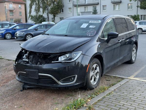 Melns Chrysler Pacifica 2018 Klaipėda, ar dzinēja tilpumu 3.60 L un nobraukumu 95 tūkst. km par 8750 €, foto 1 vietnē AUTOMOTO.COM.LV