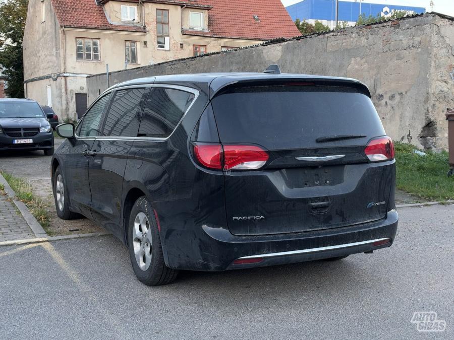 Black Chrysler Pacifica 2018 in Klaipeda, with an engine capacity of 3.60 L and mileage of 95 thousand km for 8750 €, photo 4 on AUTOMOTO.COM.LV