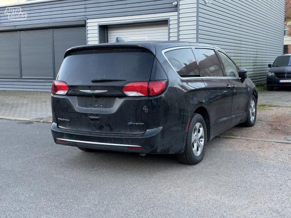 Melns Chrysler Pacifica 2018 Klaipėda, ar dzinēja tilpumu 3.60 L un nobraukumu 95 tūkst. km par 8750 €, foto 5 vietnē AUTOMOTO.COM.LV