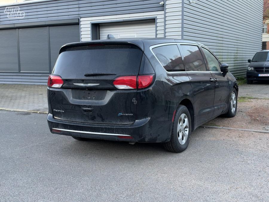 Black Chrysler Pacifica 2018 in Klaipeda, with an engine capacity of 3.60 L and mileage of 95 thousand km for 8750 €, photo 5 on AUTOMOTO.COM.LV
