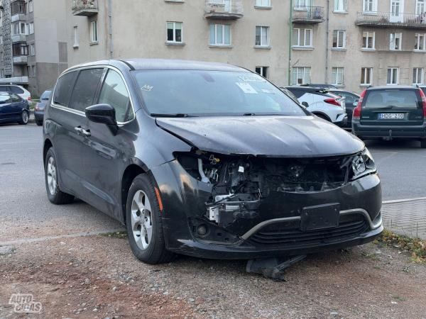 Melns Chrysler Pacifica 2018 Klaipėda, ar dzinēja tilpumu 3.60 L un nobraukumu 95 tūkst. km par 8750 €, foto 6 vietnē AUTOMOTO.COM.LV